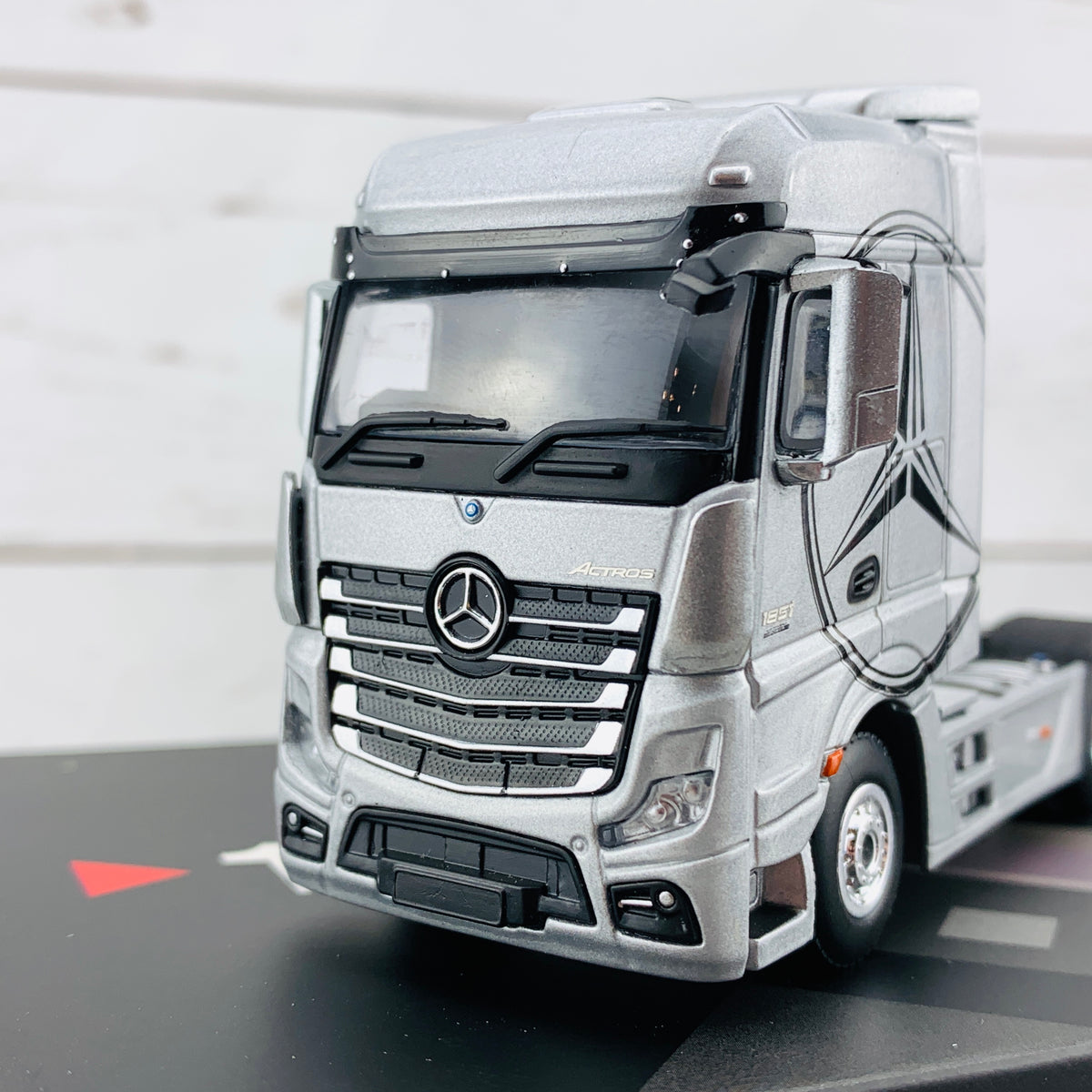 MINI GT 1/64 Mercedes-Benz Actros Silver w/Black Mercedes Logo RHD MGT ...