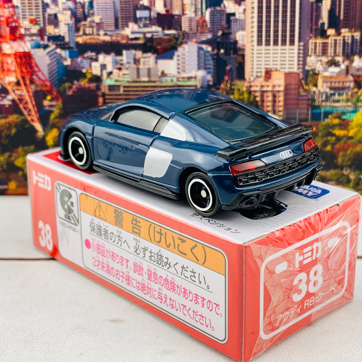 TOMICA 38 Audi R8 Coupe – Tokyo Station