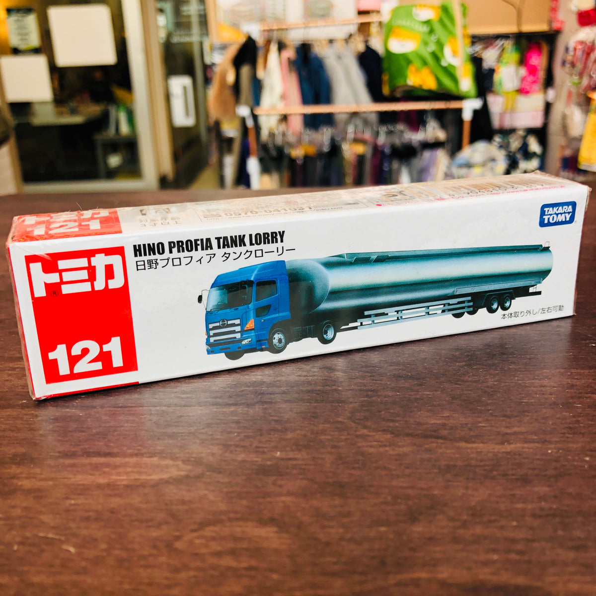 Tomica No. 121 Hino Profia Tank Lorry – Tokyo Station