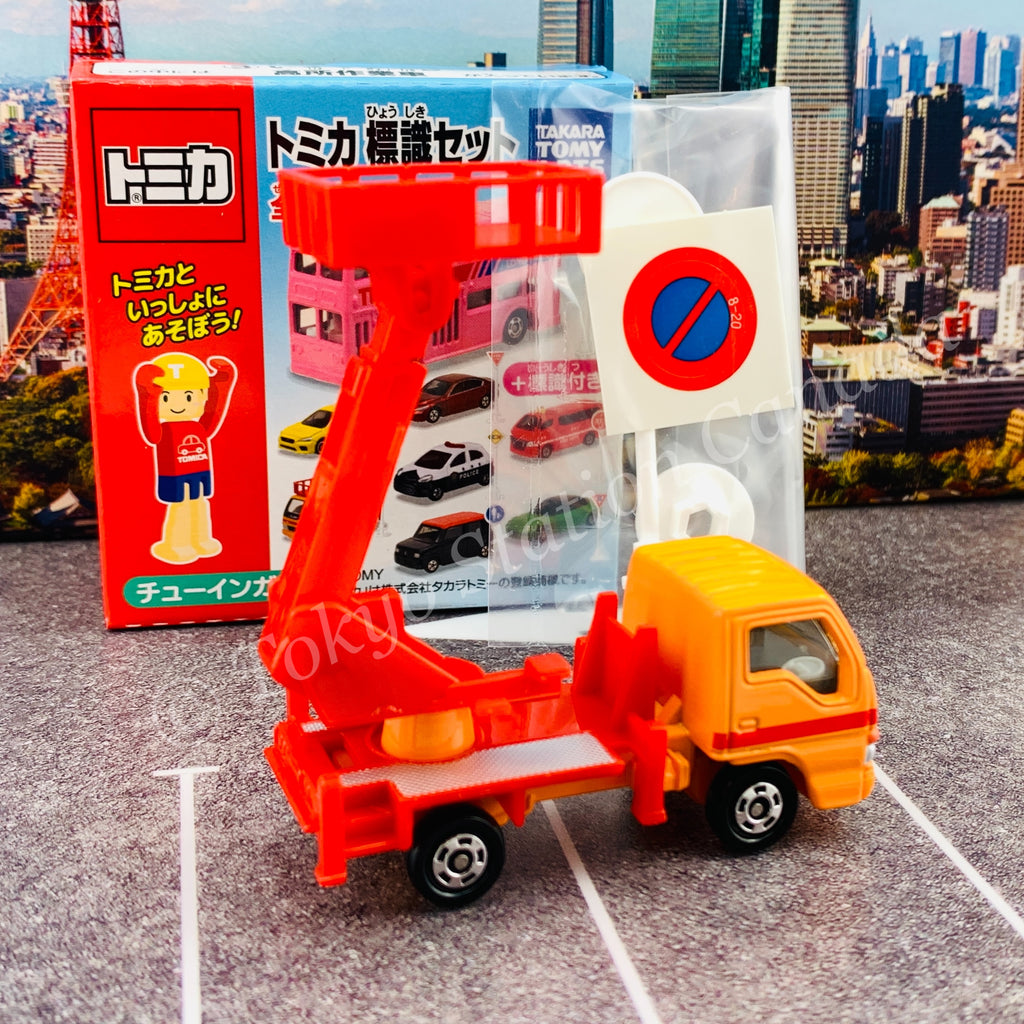 TAKARA TOMY A.R.T.S TOMICA Sign Set #3 - Isuzu Elf Aerial with a road ...